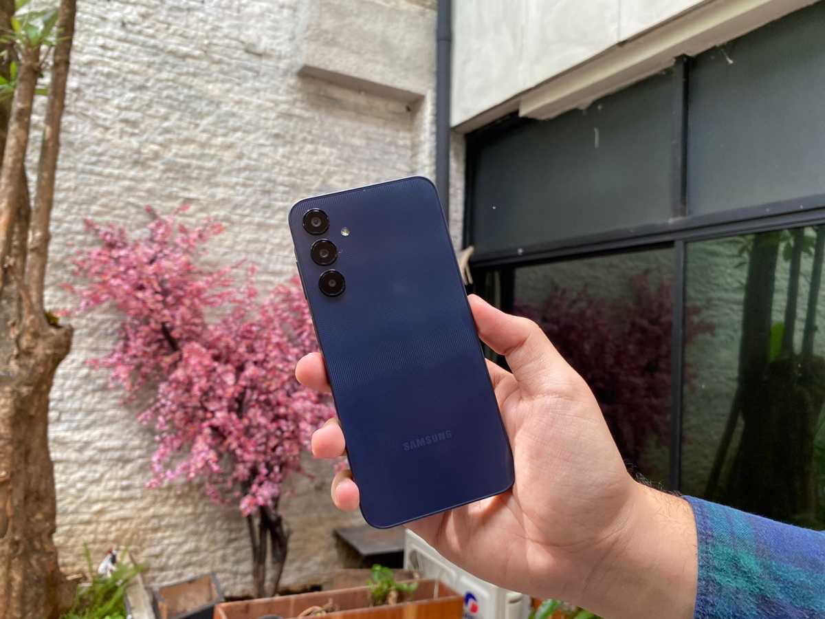 Foto Menggenggam Galaxy A25 5g Ponsel Pertama Samsung Di 2024