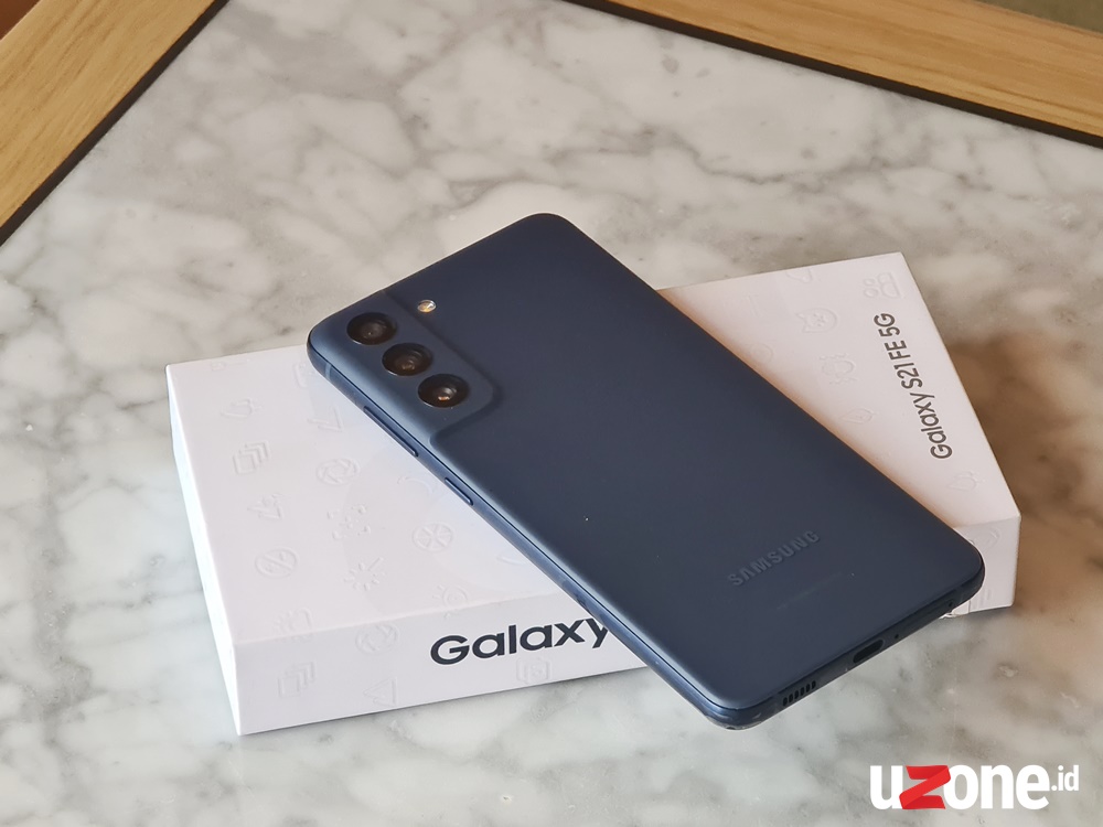 Hands-on Samsung Galaxy S21 FE Navy Blue: Si Jadul yang Eksklusif
