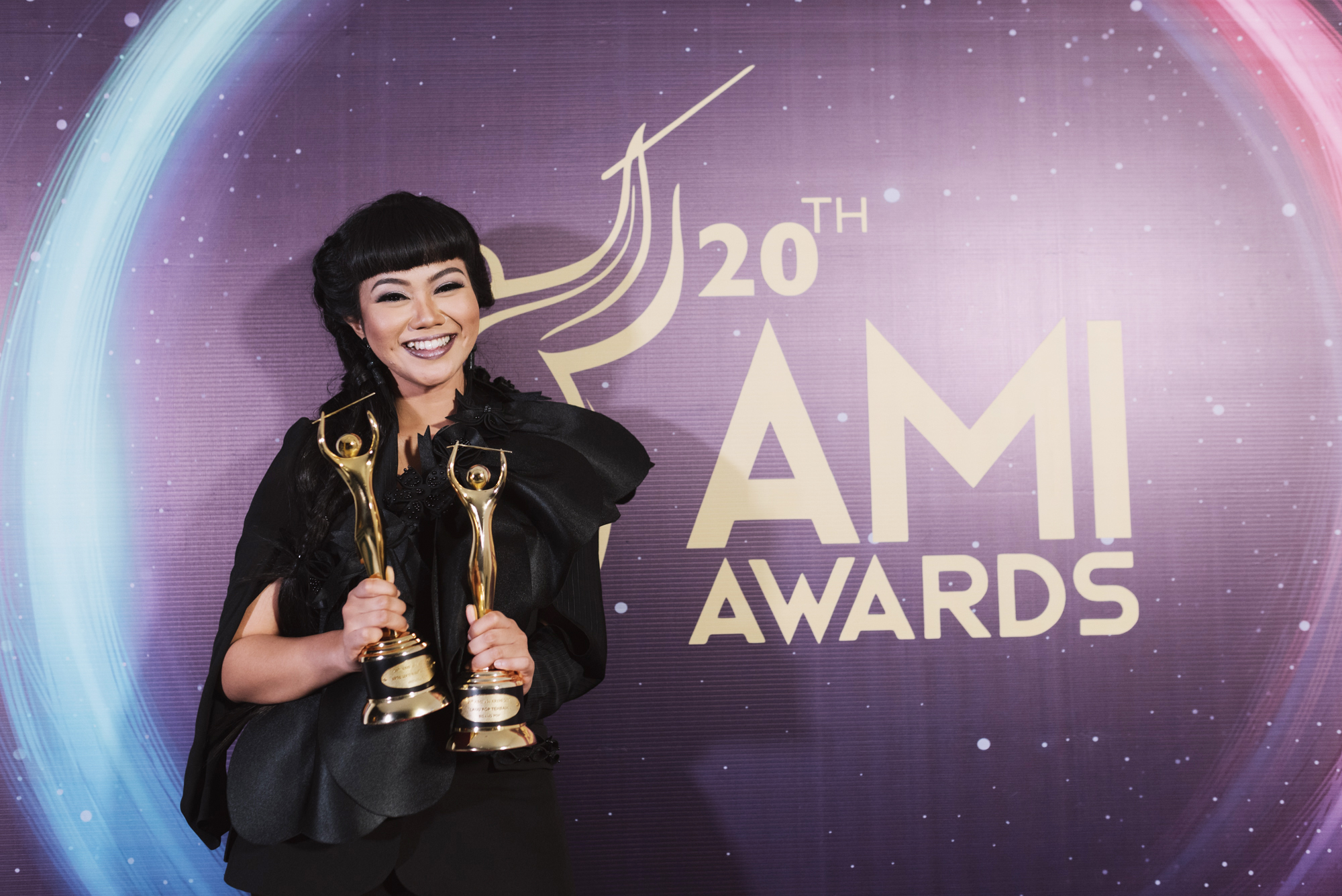 Buah Manis Yura Yunita di AMI Awards 2017 - Uzone Buah Manis Yura Yunita di AMI Awards 2017 - Uzone