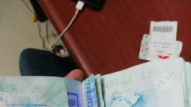 Bahaya Banget, Jangan Nekat Traveling Pakai Paspor Rusak Ya! Bahaya Banget, Jangan Nekat Traveling Pakai Paspor Rusak Ya!