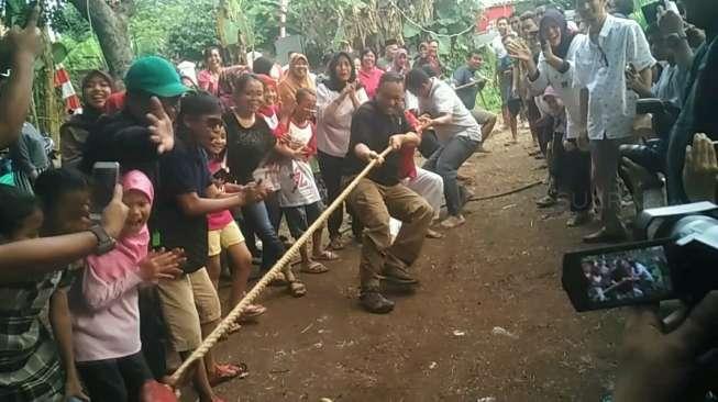 Saat Anies Baswedan Ikut Tarik Tambang dan Talinya Putus Saat Anies Baswedan Ikut Tarik Tambang dan Talinya Putus